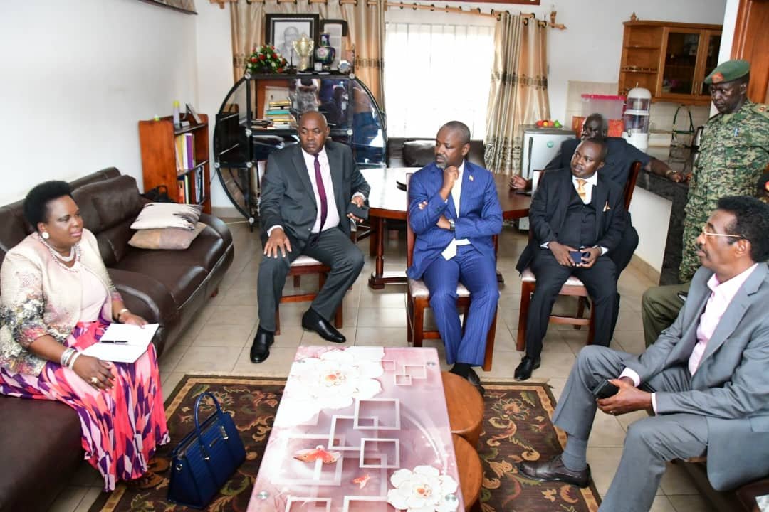 Minister Charles Engola akubiddwa amasasi – CBS FM