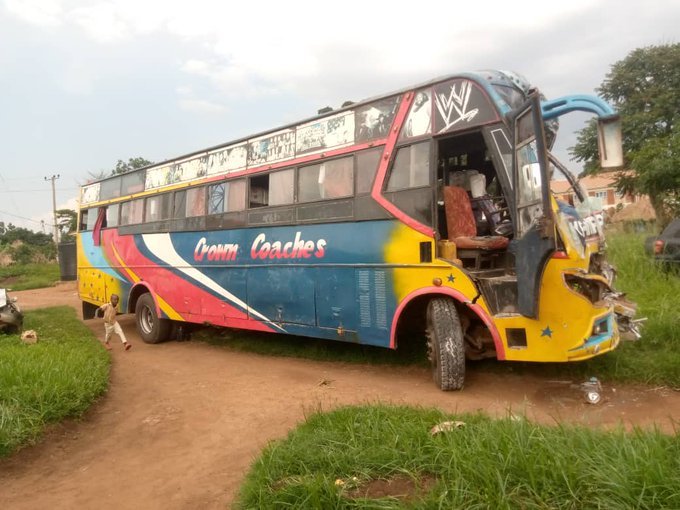 Bus ya Crown Coaches etomedde ekimmotoka ekikwamidde ku luguudo oluva e ...